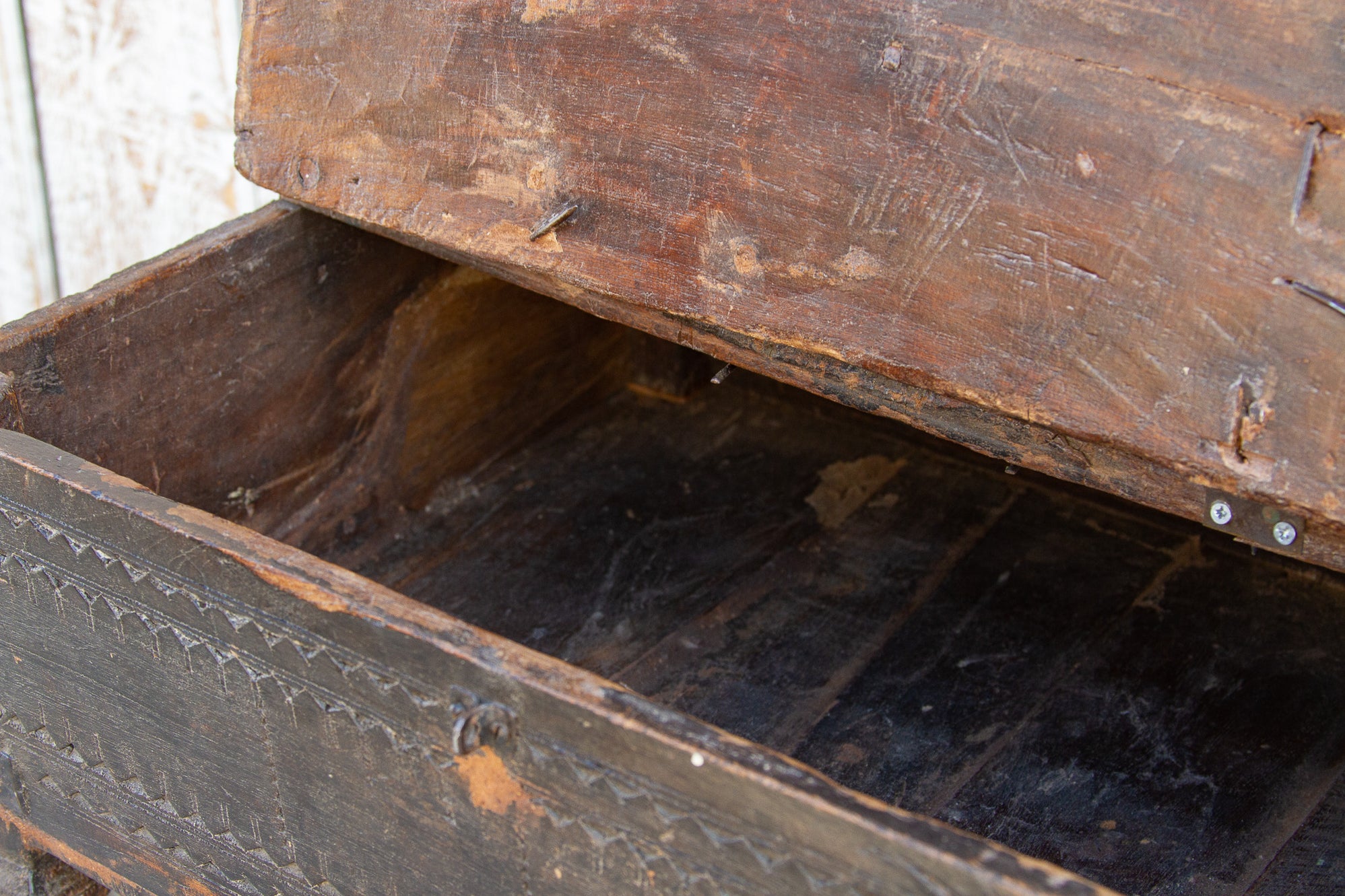 Sarasvati Antique Swat Valley Box– DE-COR | Globally Inspired